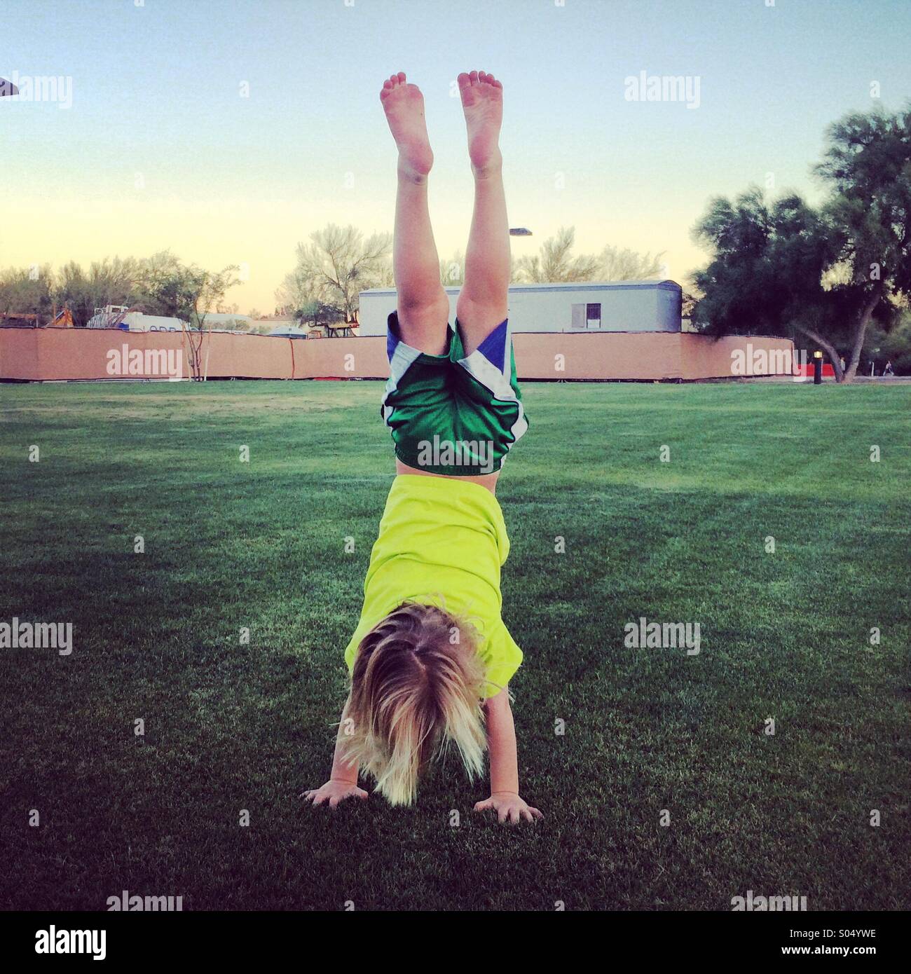 Hand stand hi-res stock photography and images - Alamy