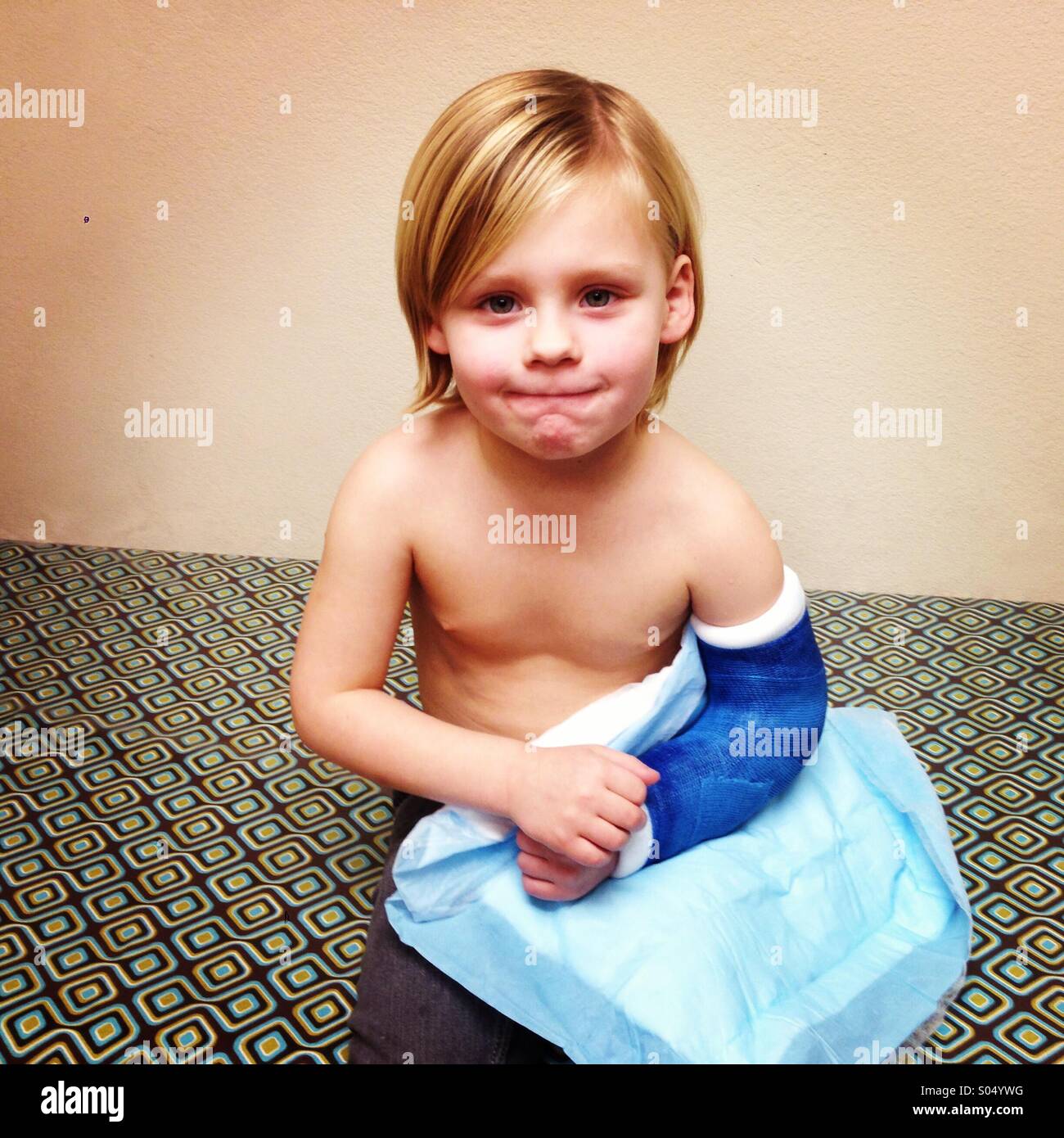 Boy with broken arm hi-res stock photography and images - Alamy