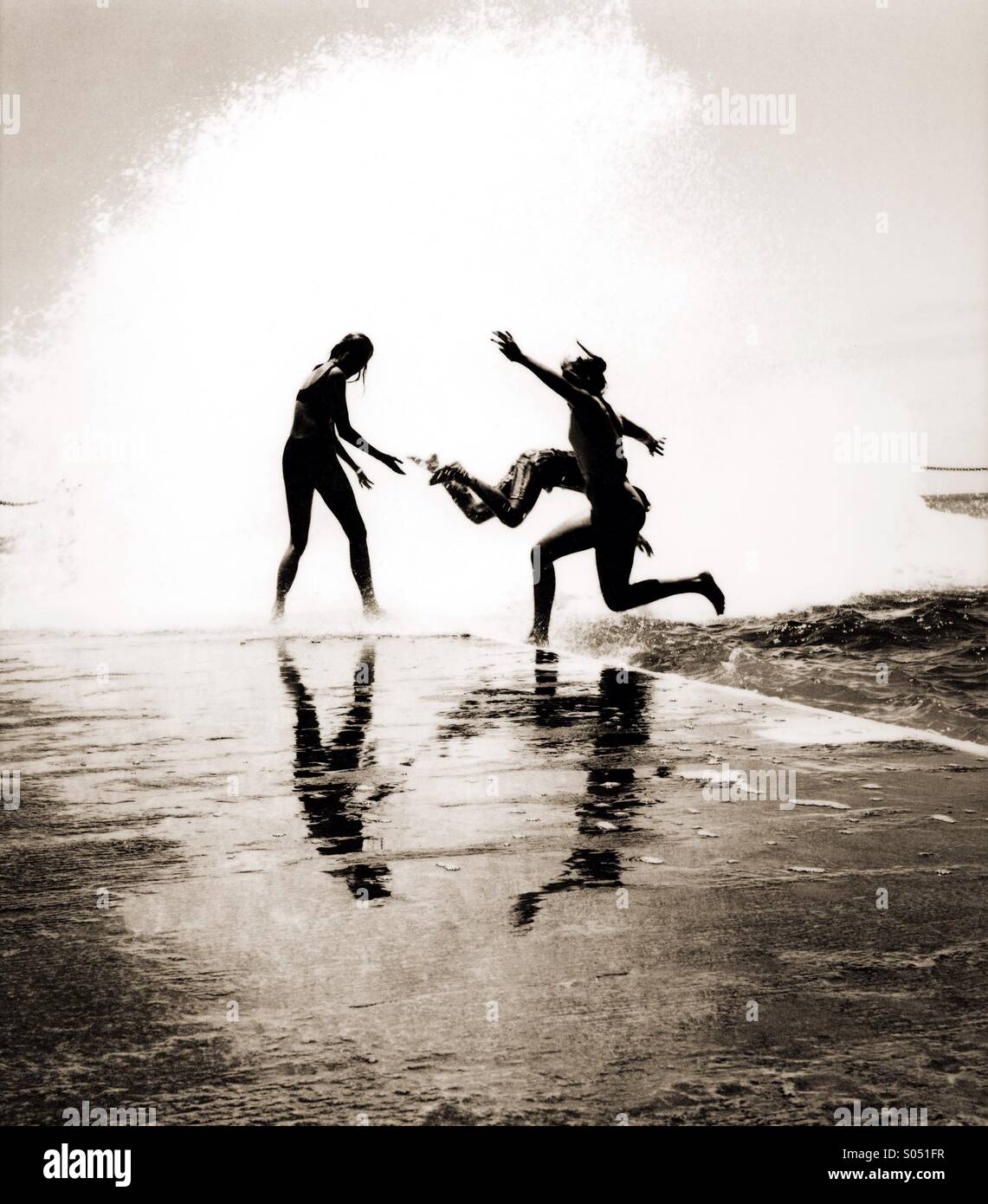 Kids jumping into pool hi-res stock photography and images - Alamy