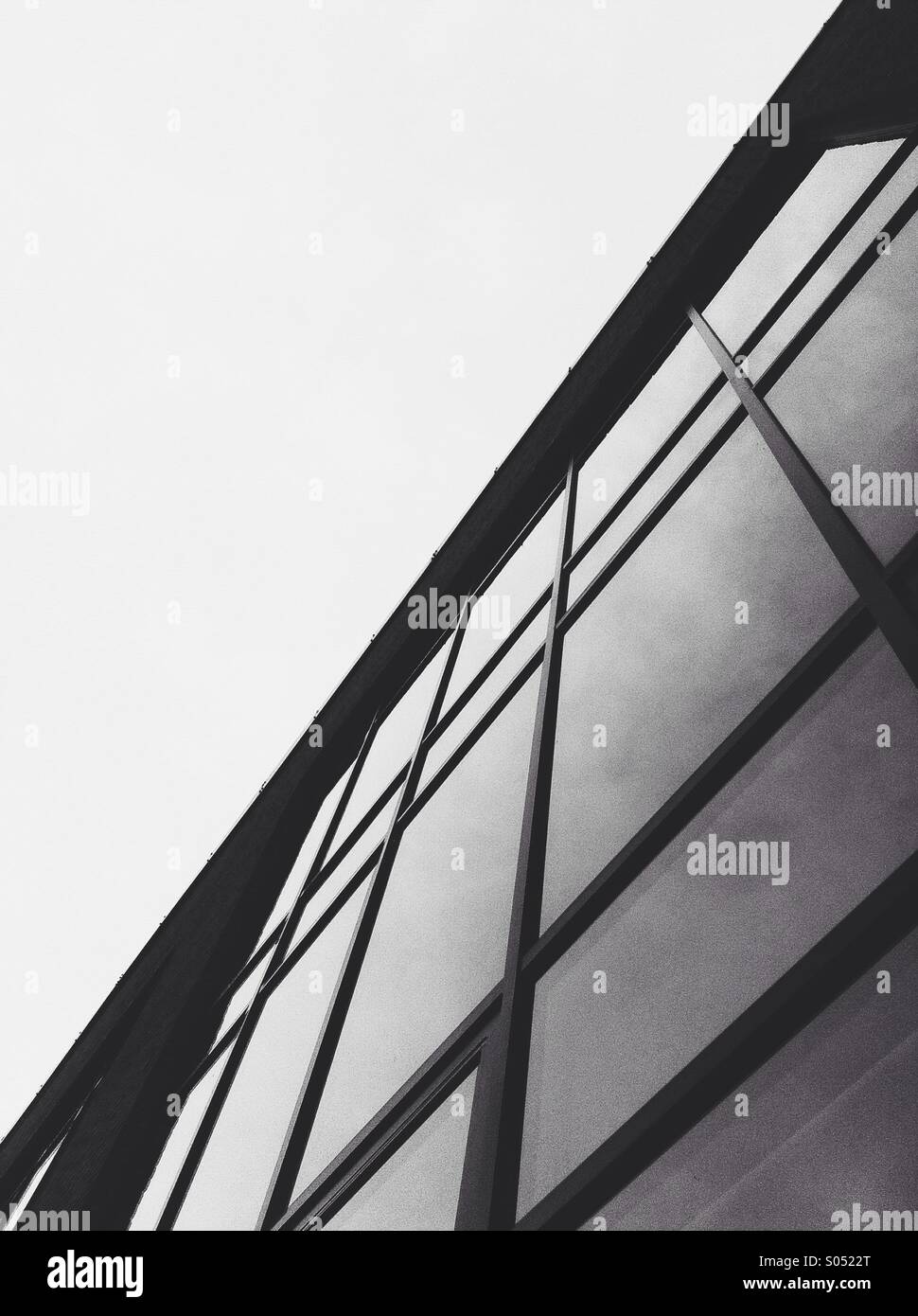 Black glass windows hi-res stock photography and images - Alamy