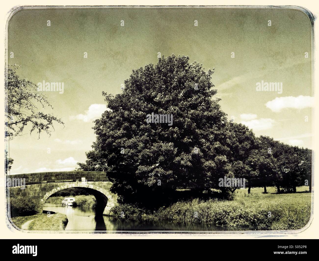 Stone bridge over Leeds Liverpool canal Stock Photo - Alamy