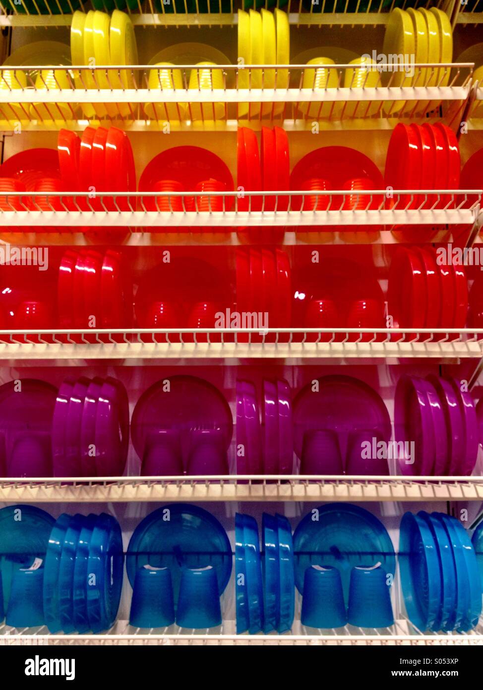 Plastic plates hi-res stock photography and images - Alamy