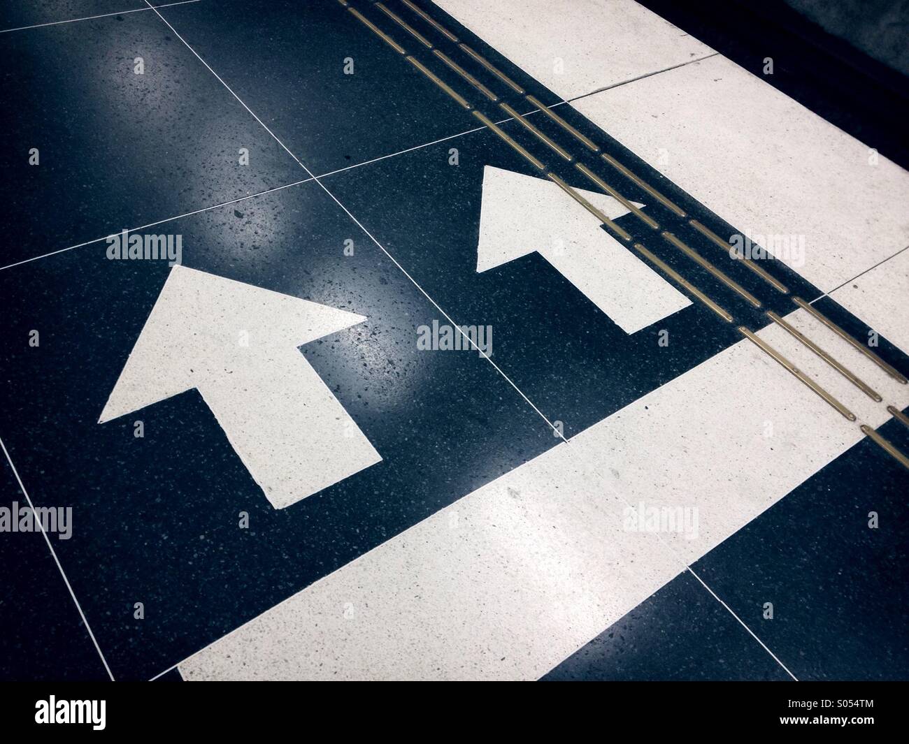 White pointing arrows hi-res stock photography and images - Alamy