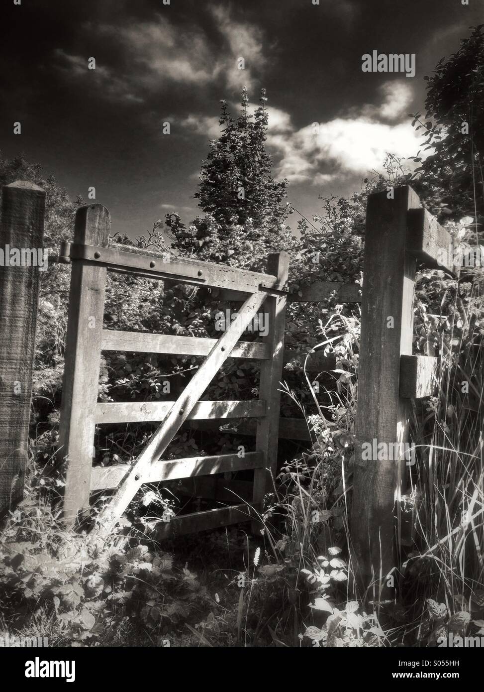 Footpath gate hi-res stock photography and images - Alamy