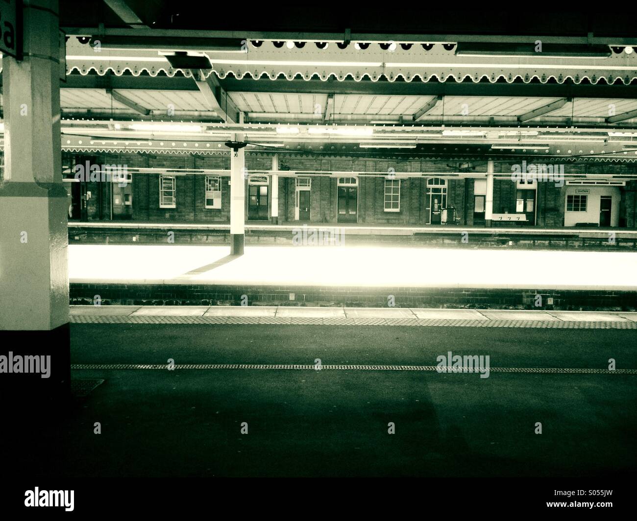 Sheffield station platforms hi-res stock photography and images - Alamy