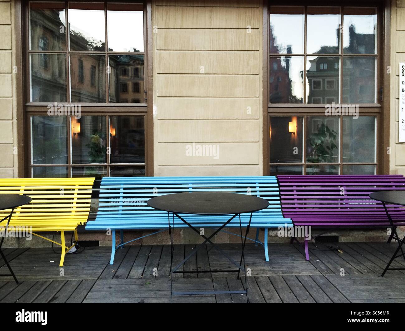 Benches outside hi-res stock photography and images - Alamy