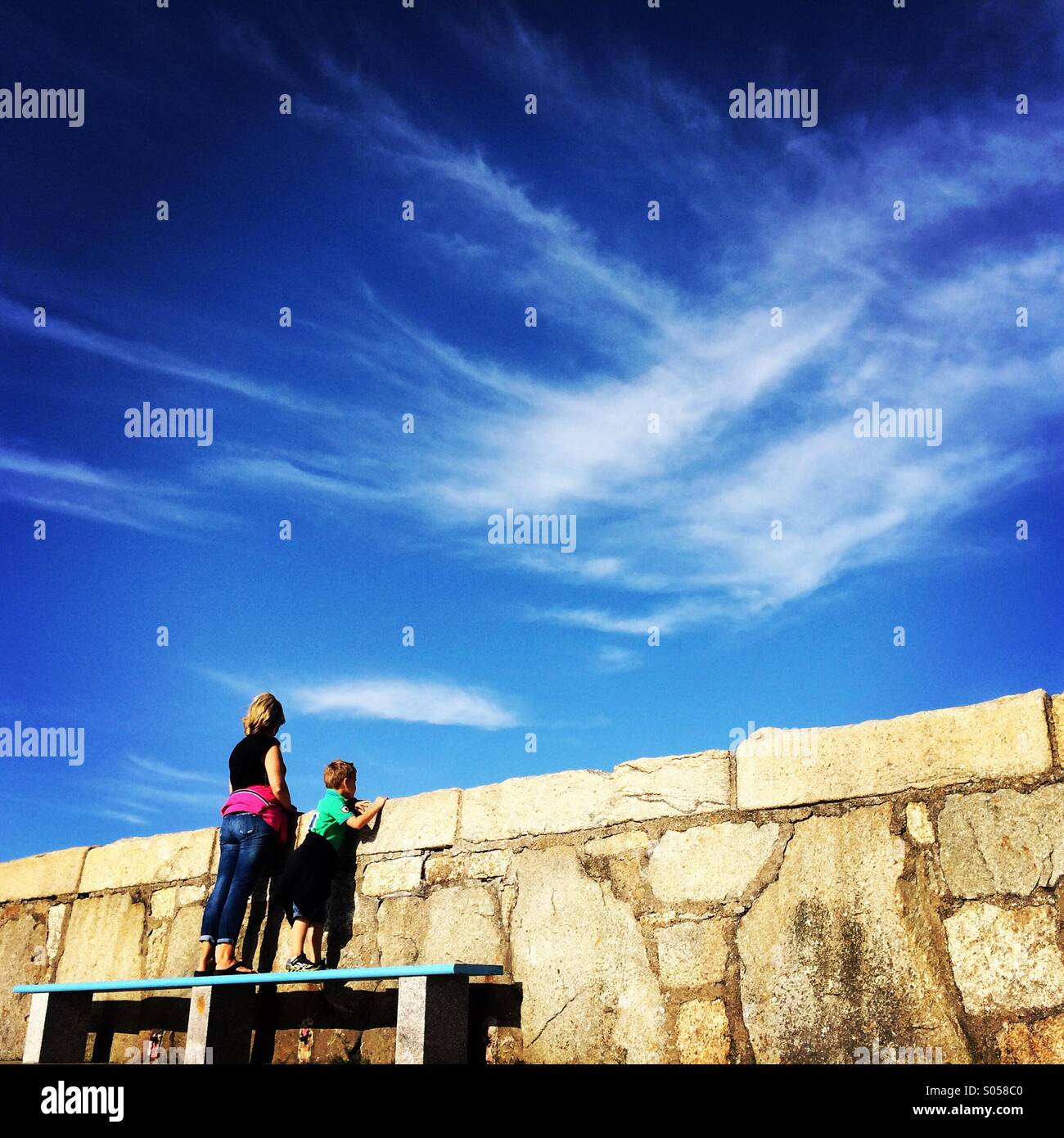 Boy looking at the sky hi-res stock photography and images - Alamy