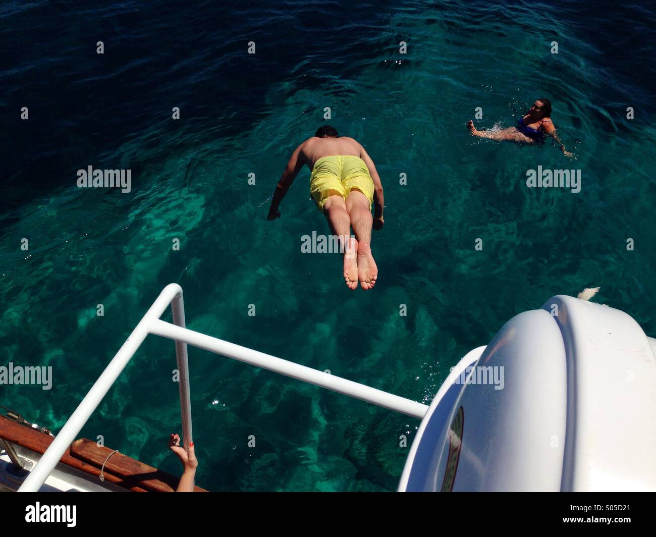Man diving off boat hi-res stock photography and images - Alamy