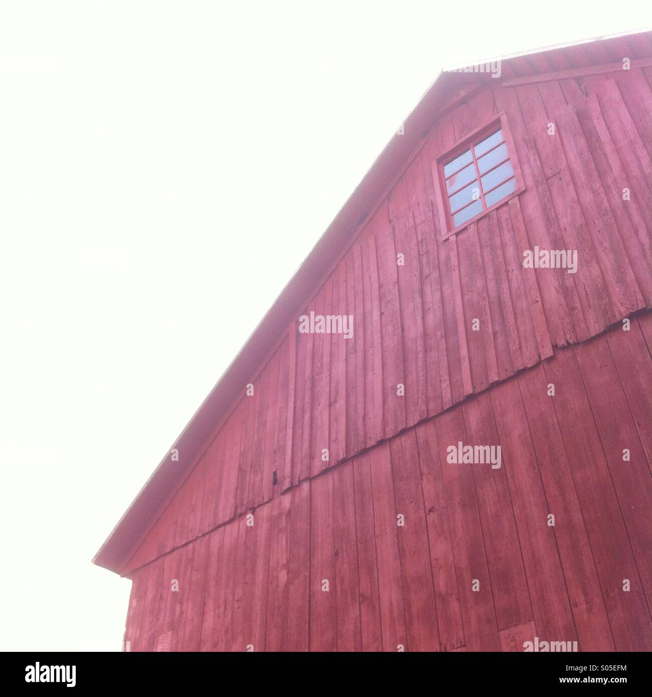 Red barn window hi-res stock photography and images - Alamy