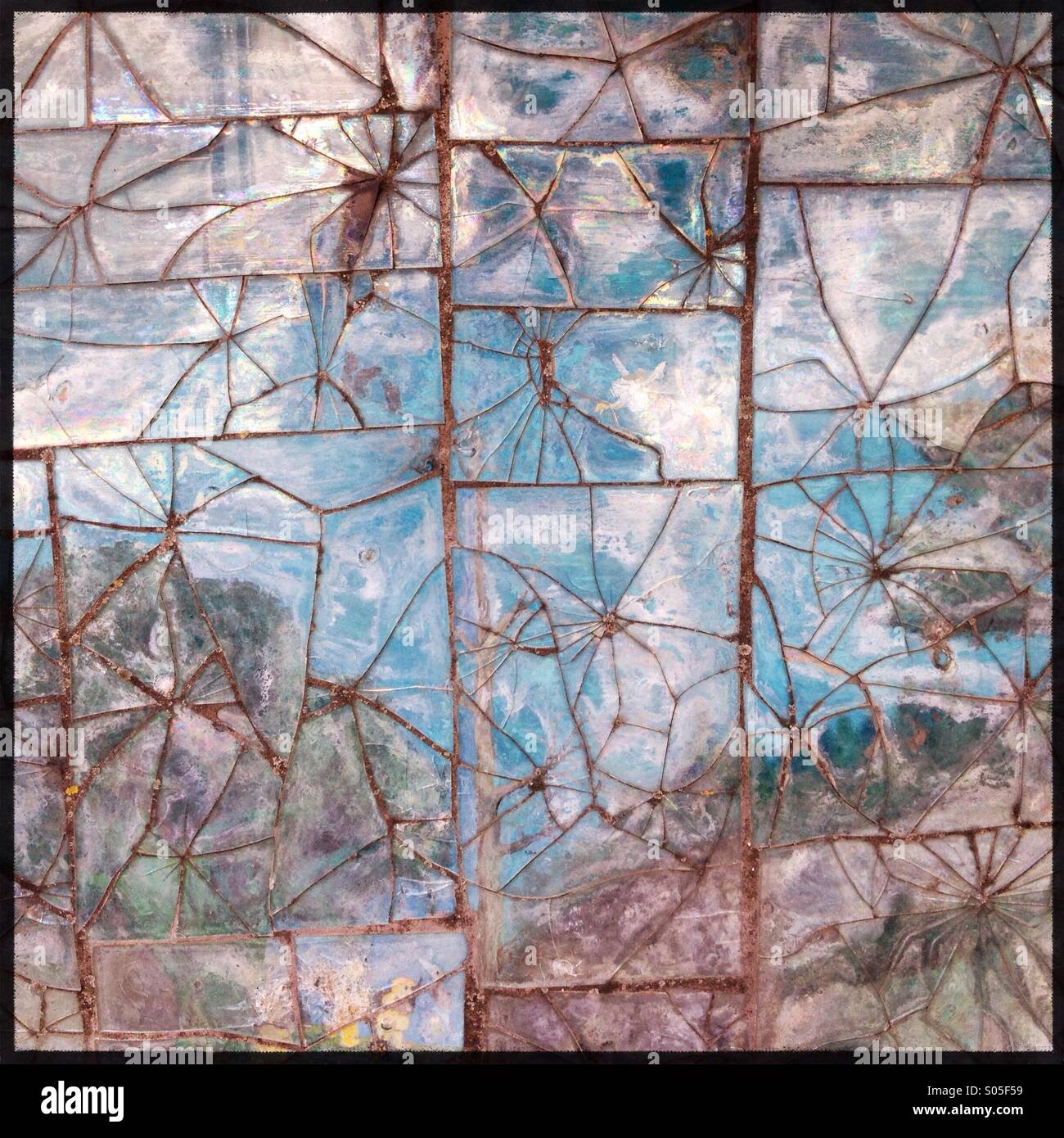Cracked tile hi-res stock photography and images - Alamy