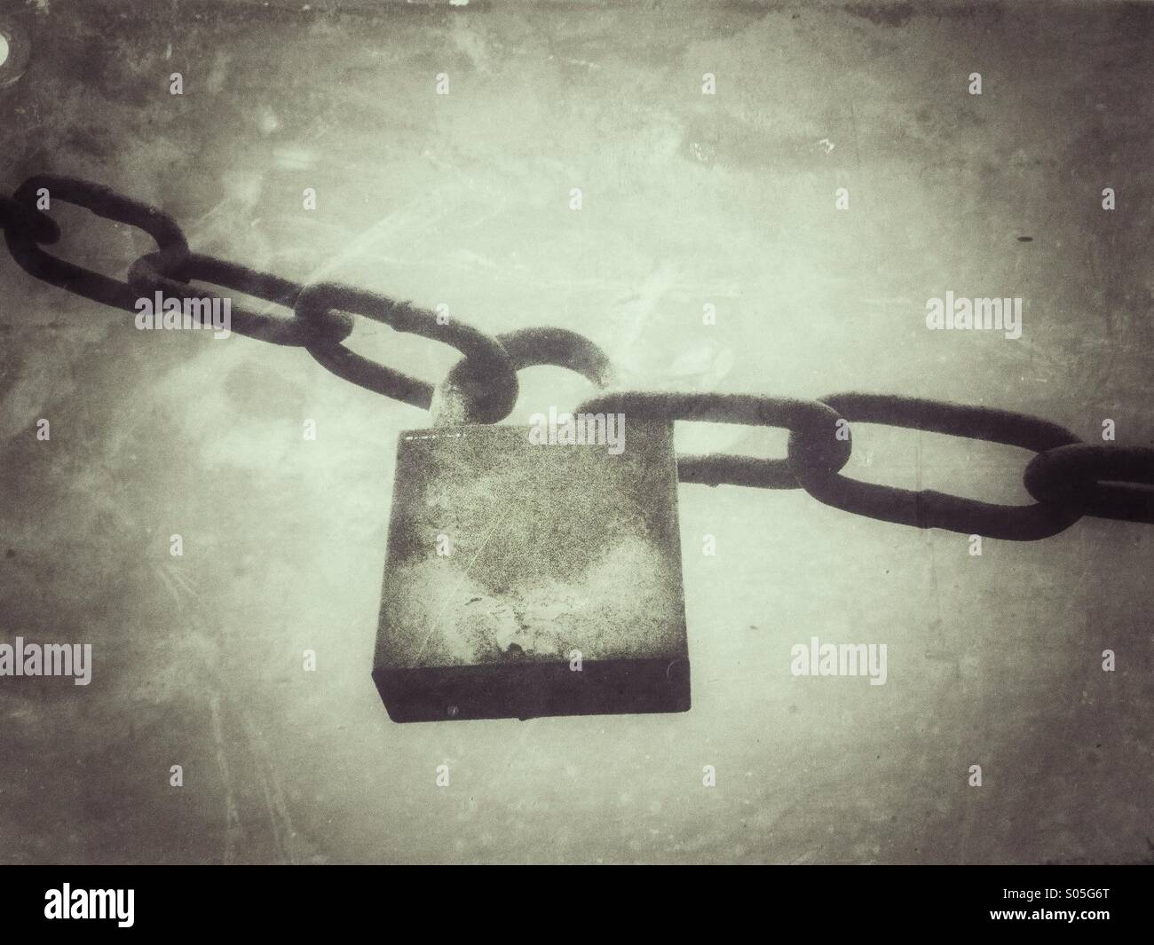 Old padlock and chain with grunge effect applied Stock Photo - Alamy