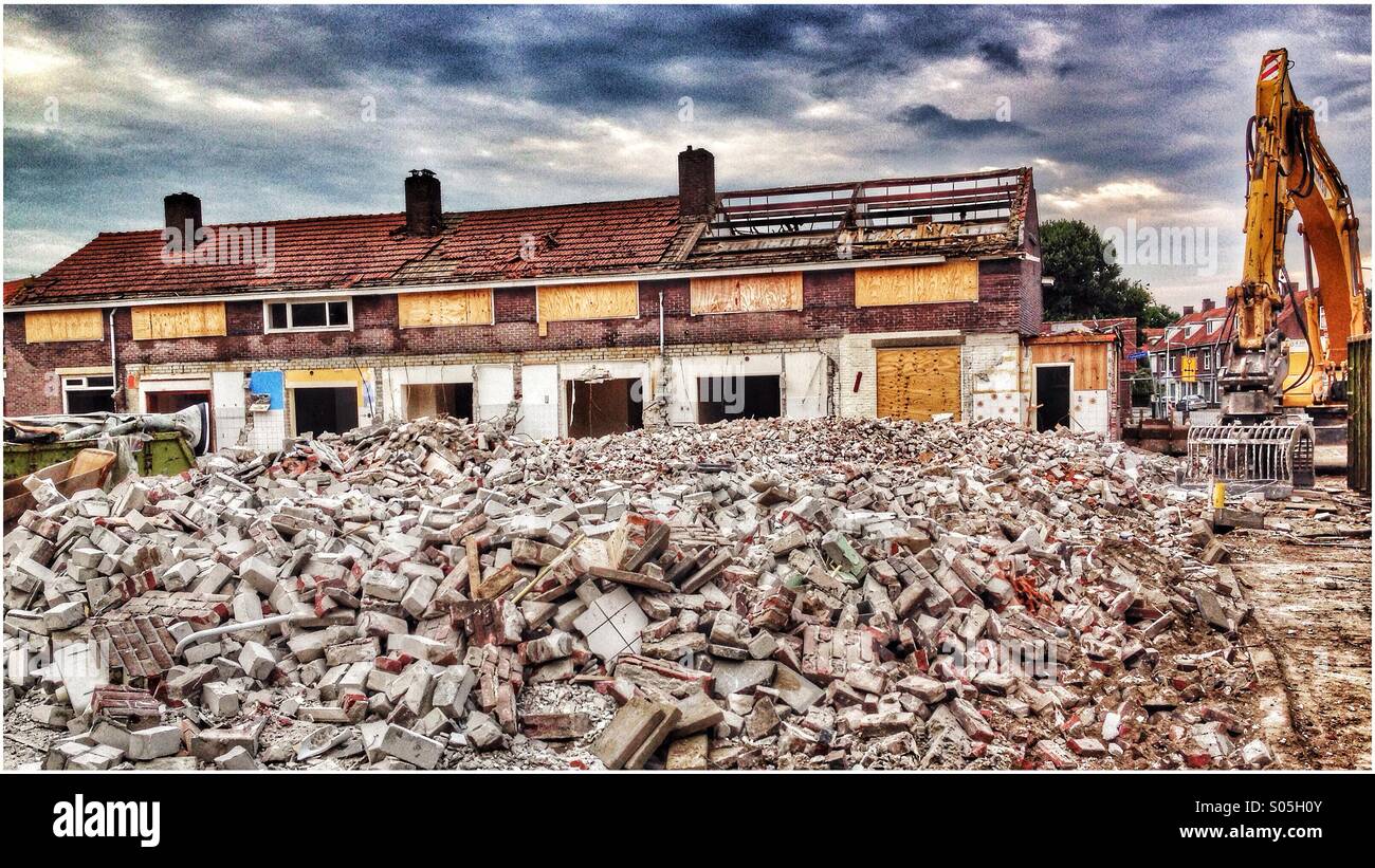 Demolition houses hi-res stock photography and images - Alamy