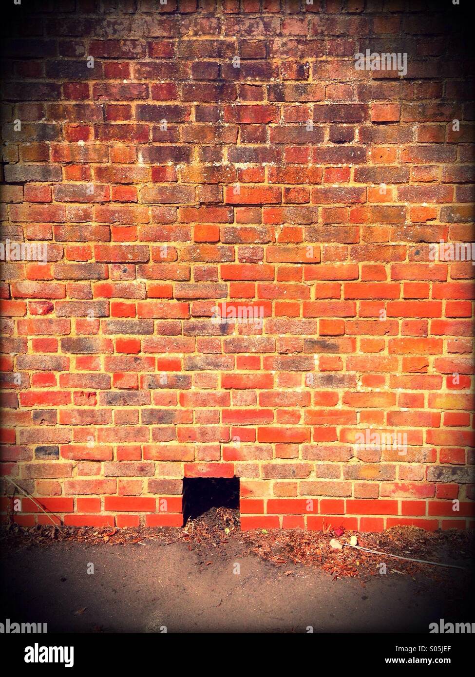 Background bricks wall hole hi-res stock photography and images - Alamy