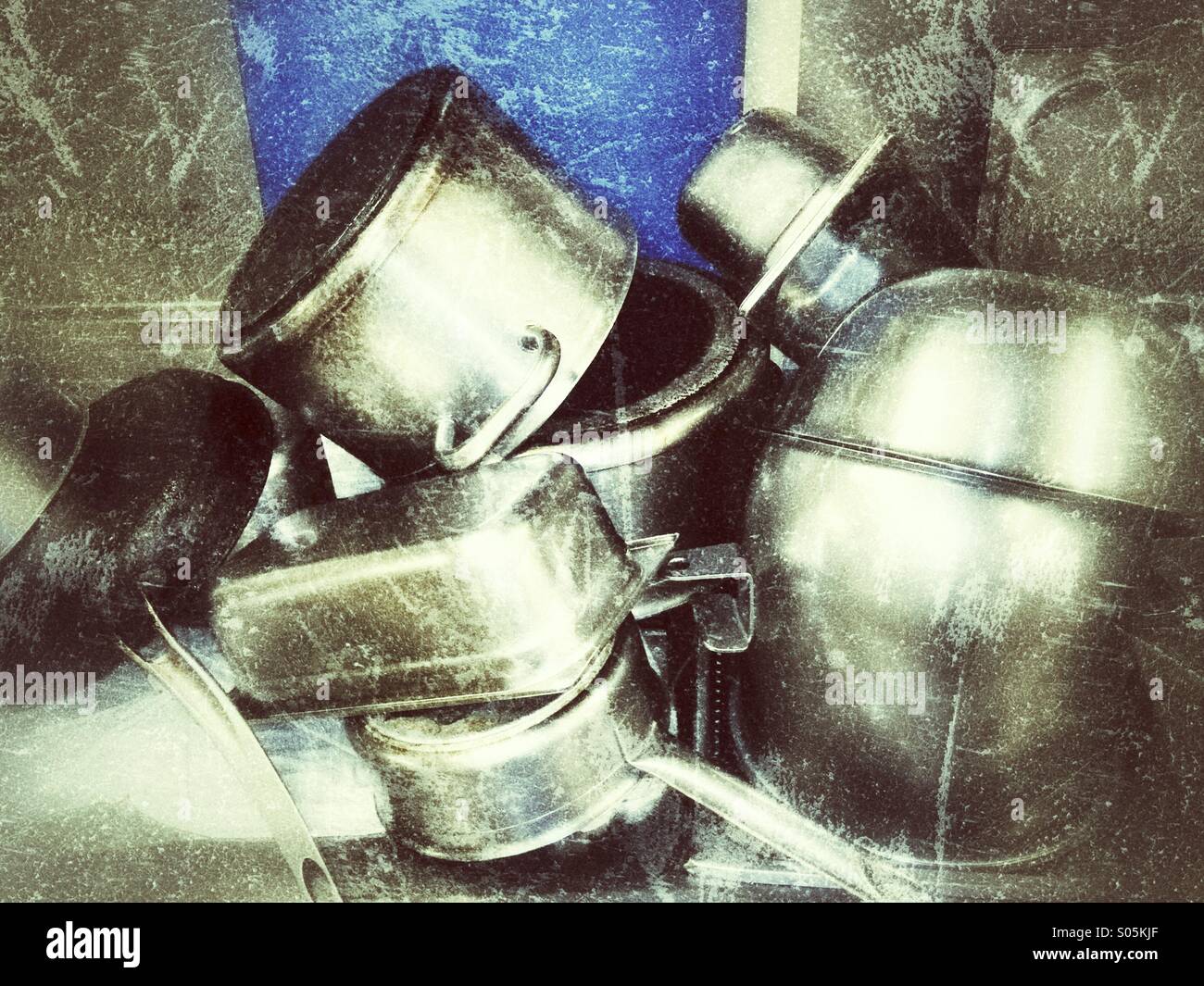 People washing up hi-res stock photography and images - Alamy