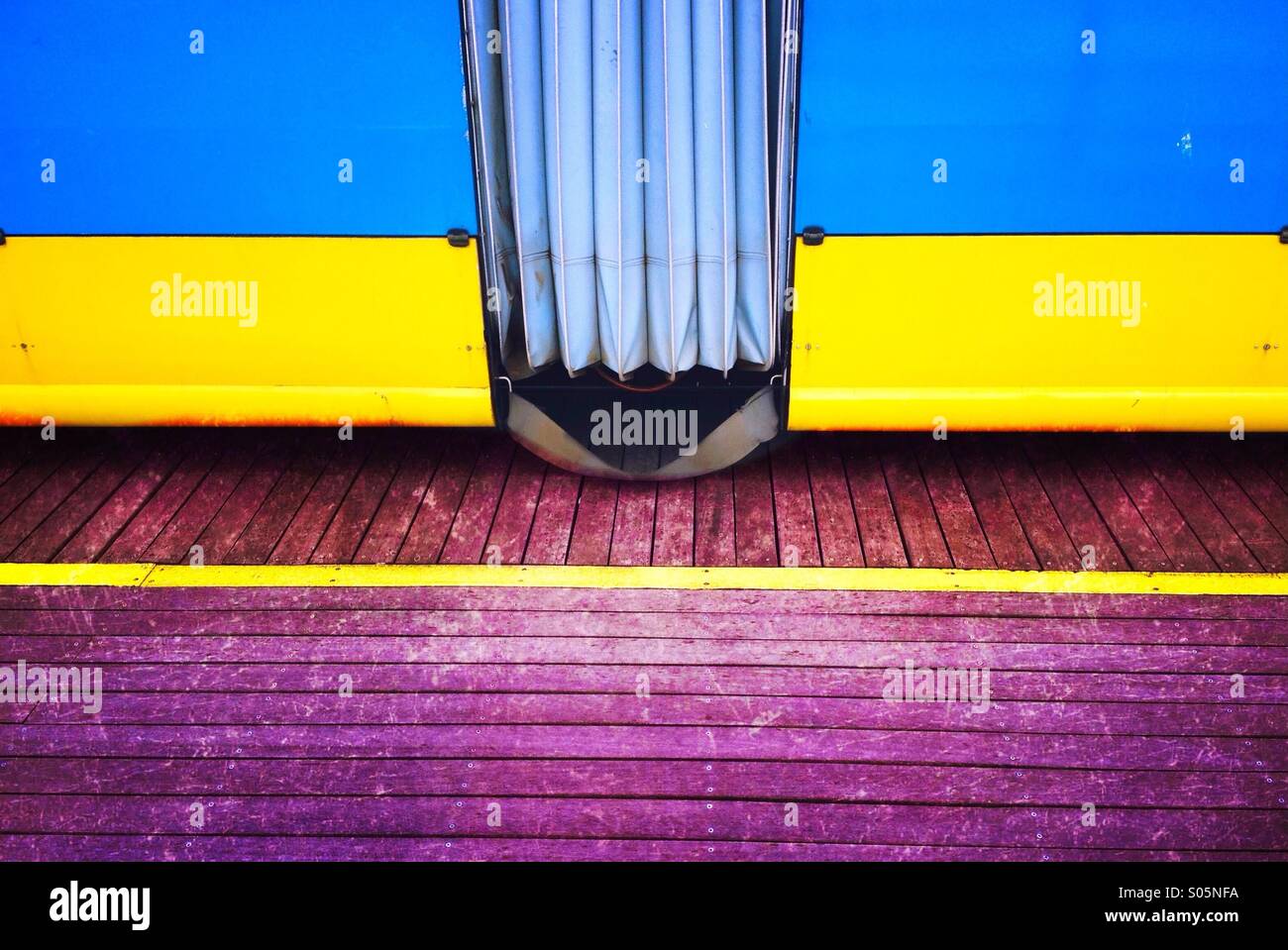 Yellow warning line hi-res stock photography and images - Alamy