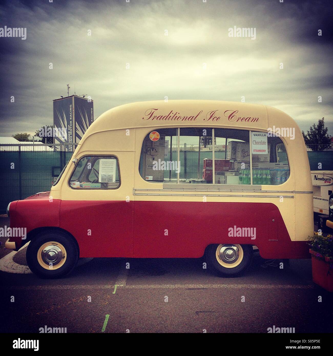 Ice cream van vintage hi-res stock photography and images - Alamy