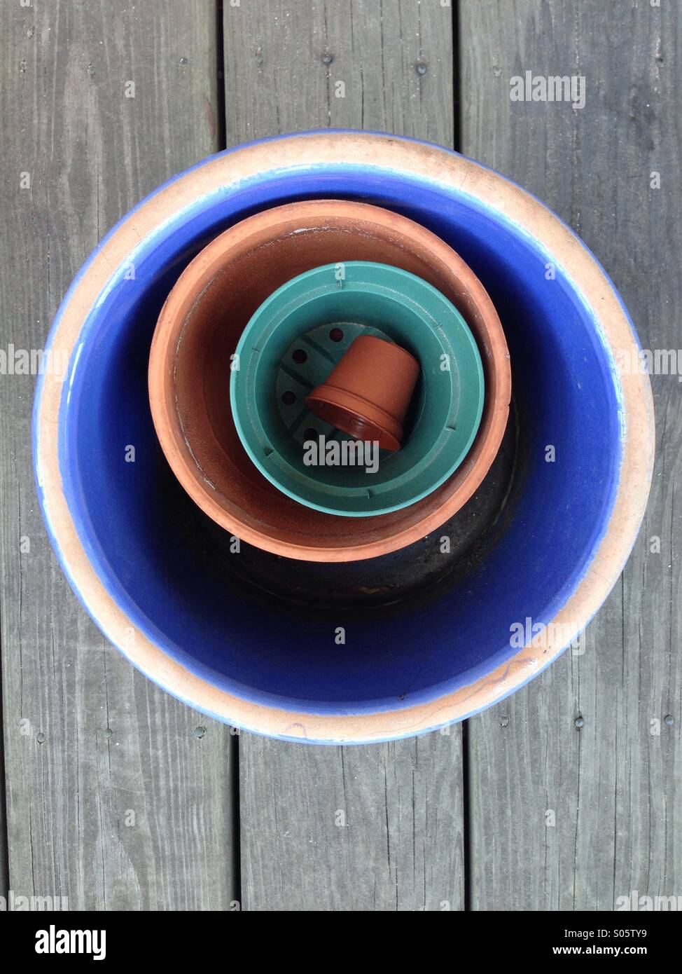 Empty flower pot hi-res stock photography and images - Alamy