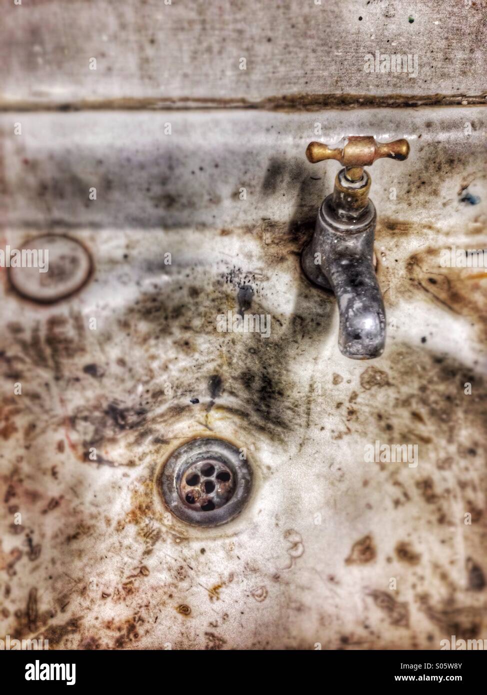 Dirty sink hi-res stock photography and images - Alamy