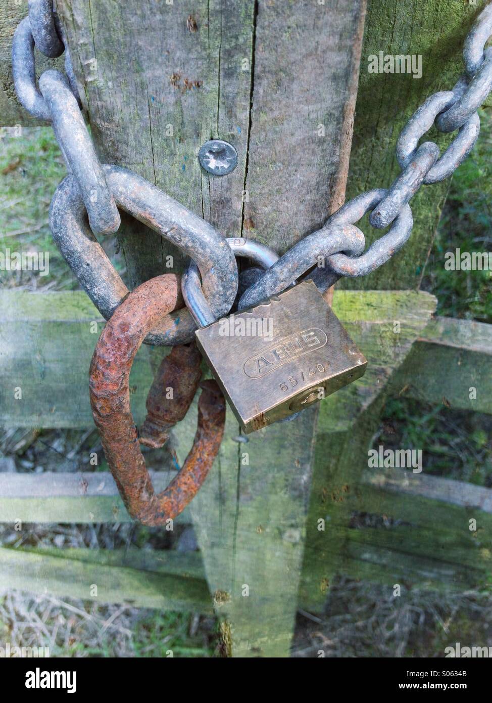 Lock and chain Stock Photo - Alamy