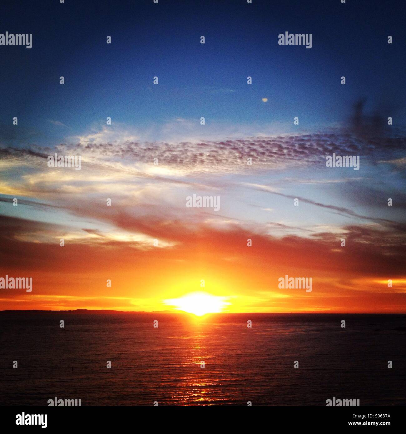 Sunset at horizon hi-res stock photography and images - Alamy