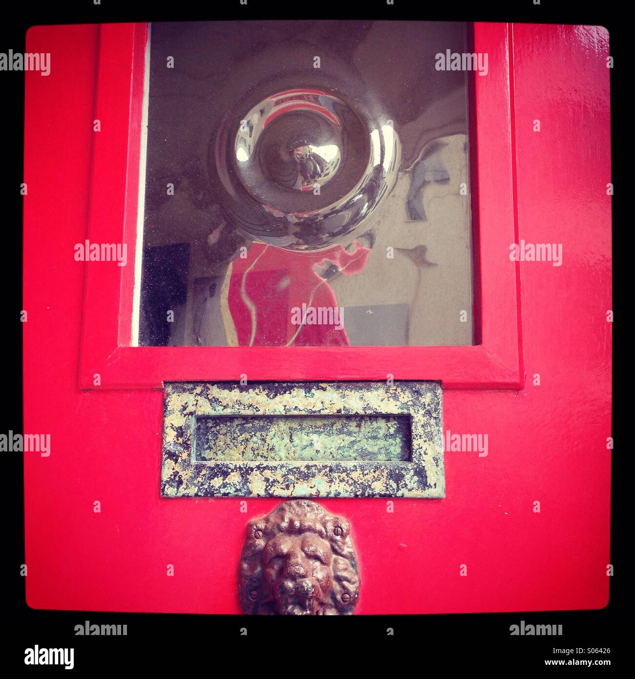 Letterbox red door hi-res stock photography and images - Alamy
