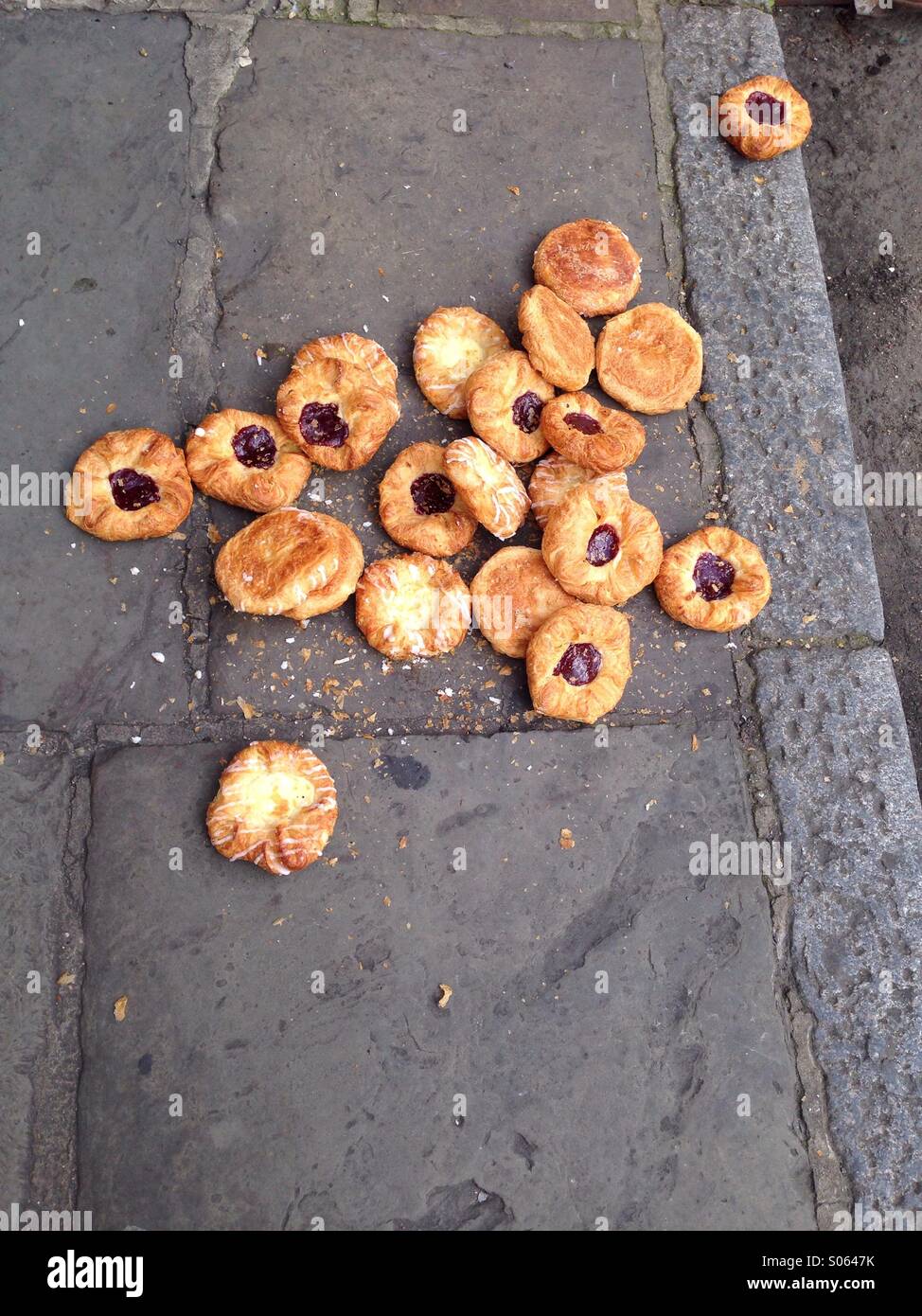 Dropped cake hi-res stock photography and images - Alamy