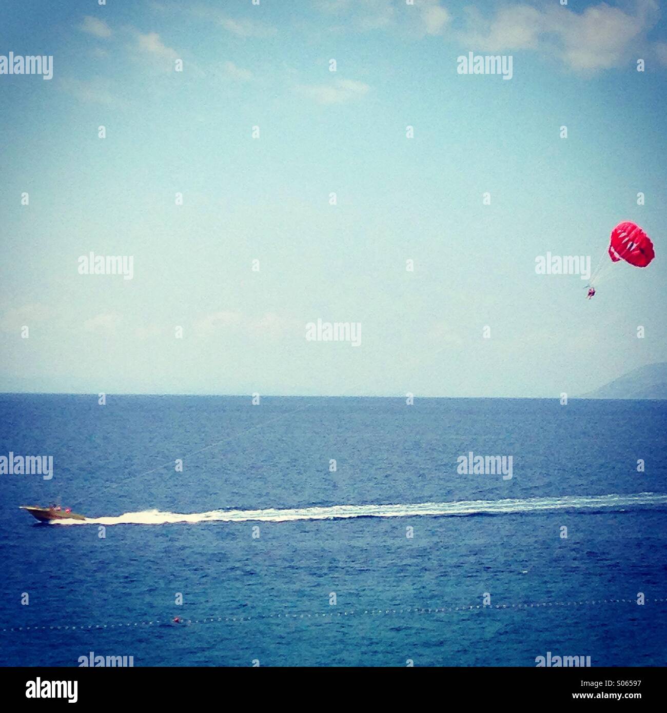 Parasailing boat hi-res stock photography and images - Alamy