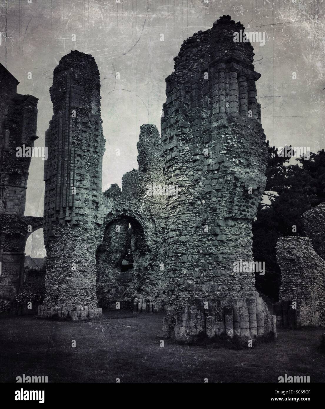Grungy ruins hi-res stock photography and images - Alamy