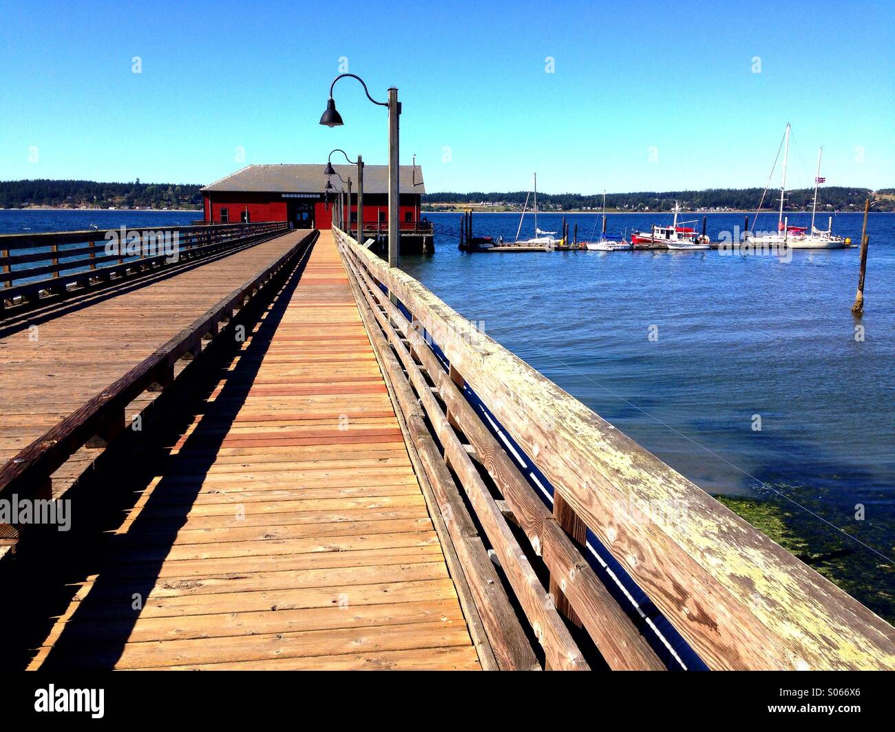 Empty wharf hi-res stock photography and images - Alamy