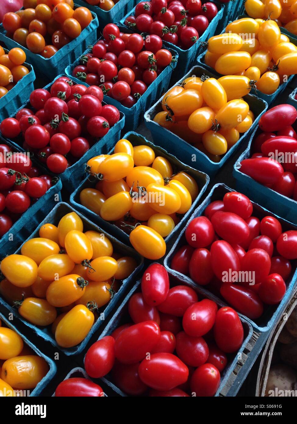 Tomato stand hi-res stock photography and images - Alamy