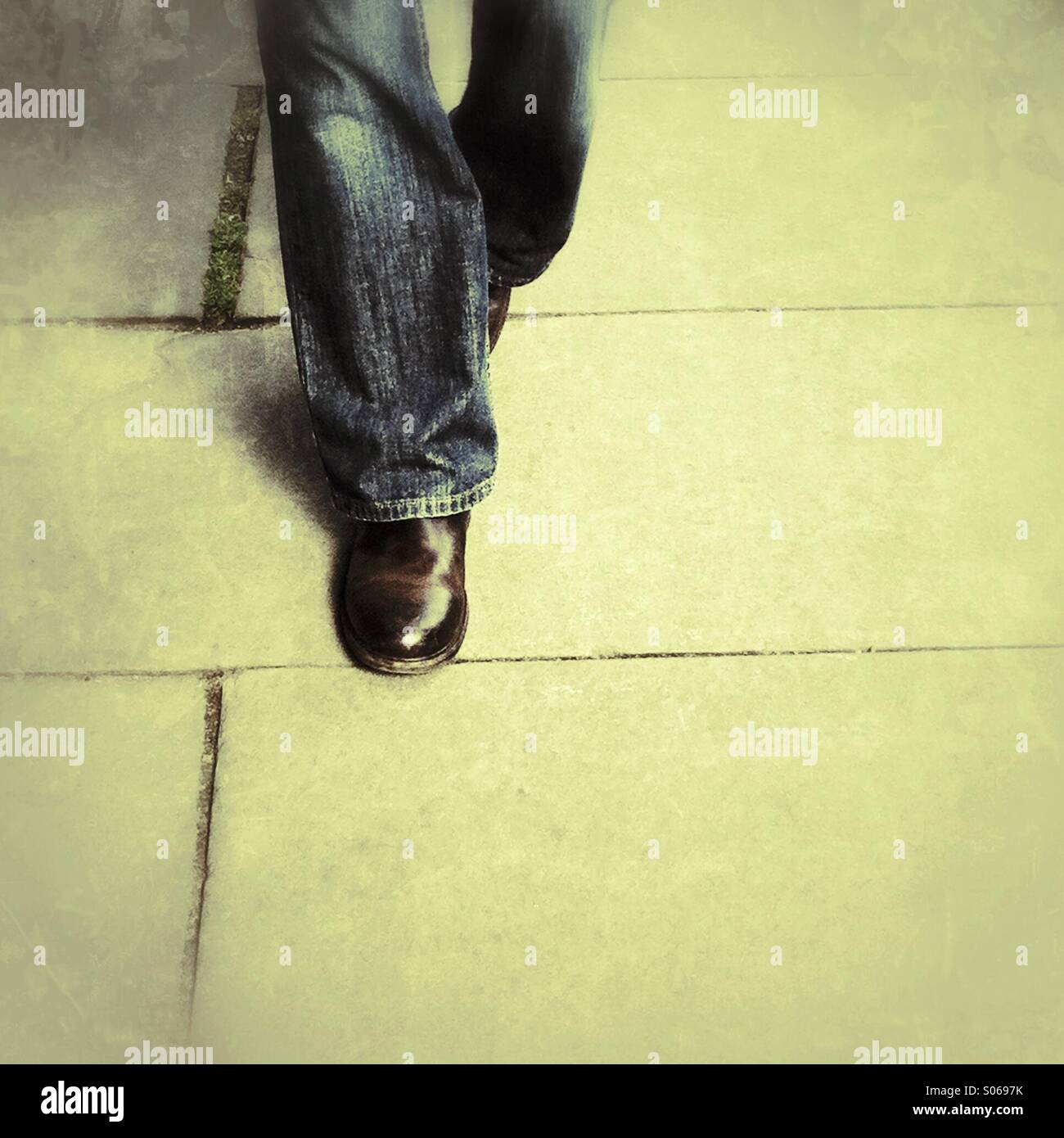 Walking legs shoes pavement hi-res stock photography and images - Alamy