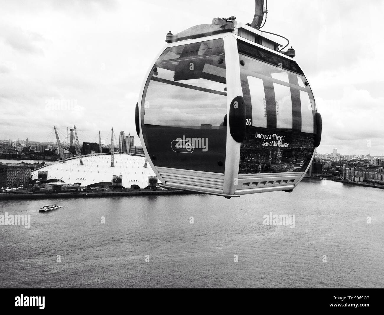 London cable car and O2 arena Stock Photo - Alamy