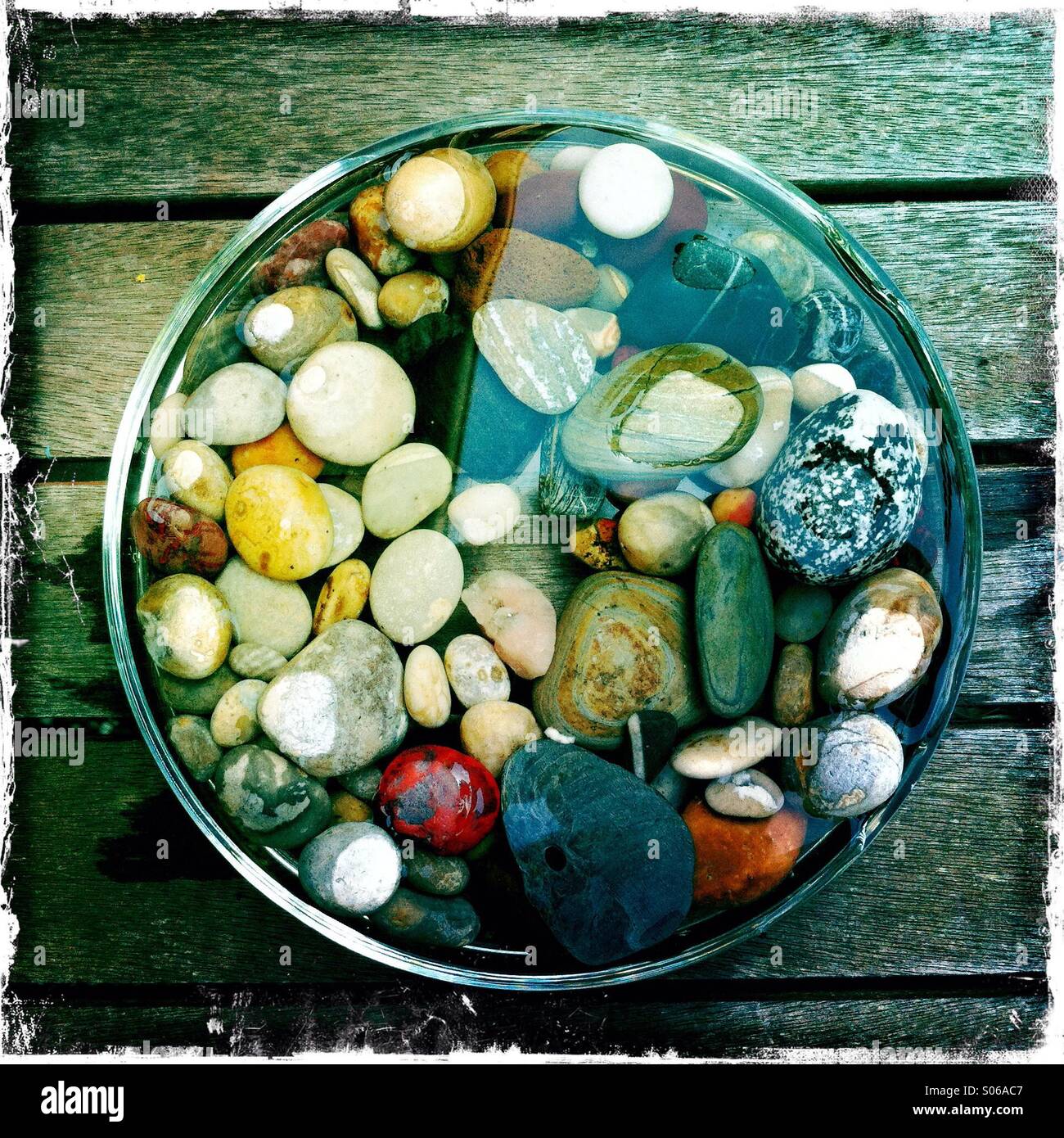 Wood table with stones hi-res stock photography and images - Alamy