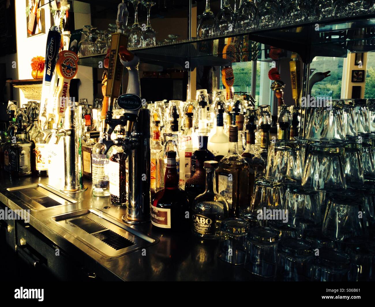 Fully stocked bar hi-res stock photography and images - Alamy