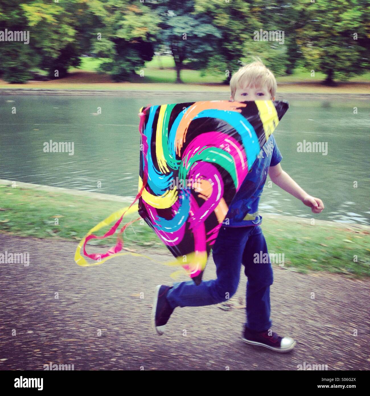 Boy flying a kite hi-res stock photography and images - Alamy