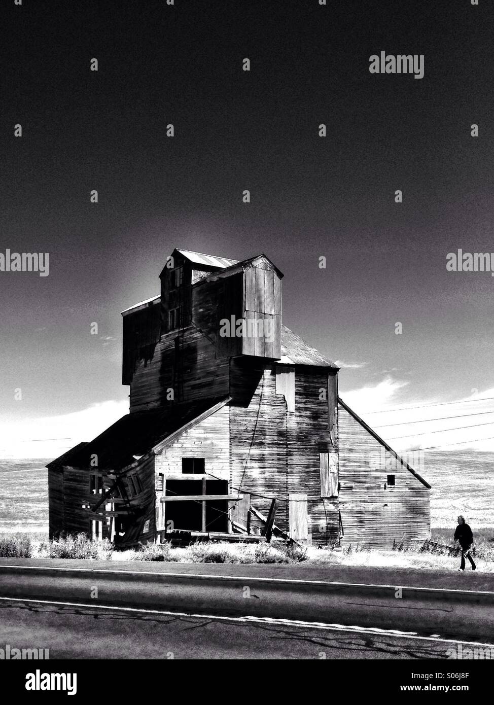 Old wooden grain storage building in Washington's palouse Stock Photo ...