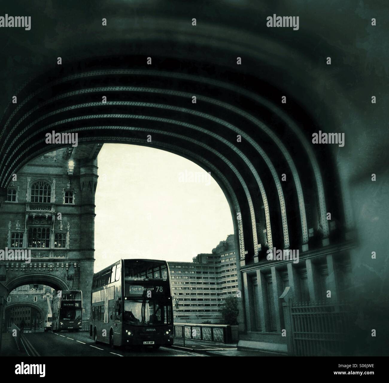 Under the arches of london bridge hi-res stock photography and images ...