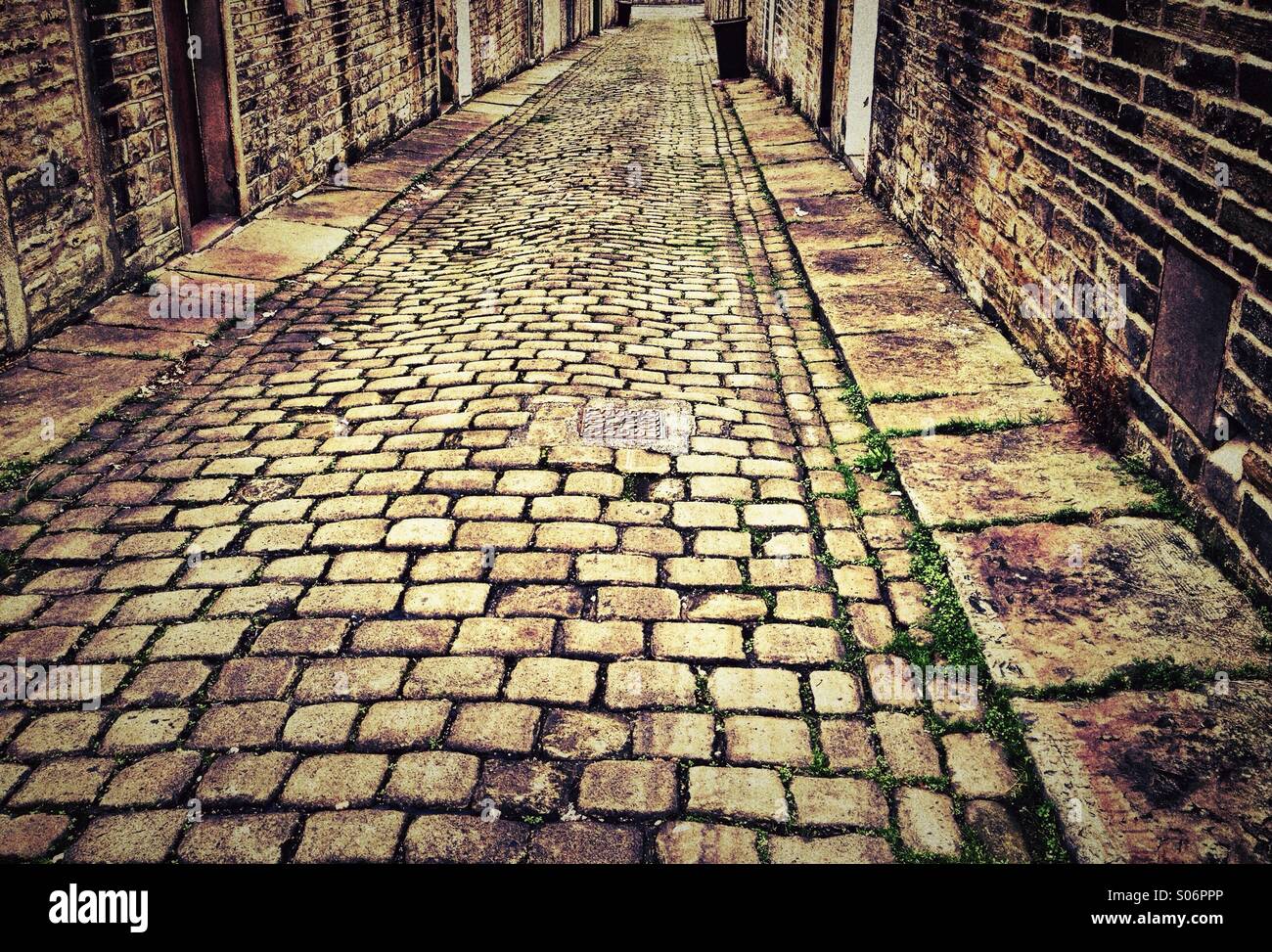 Cobbled back alley Stock Photo - Alamy