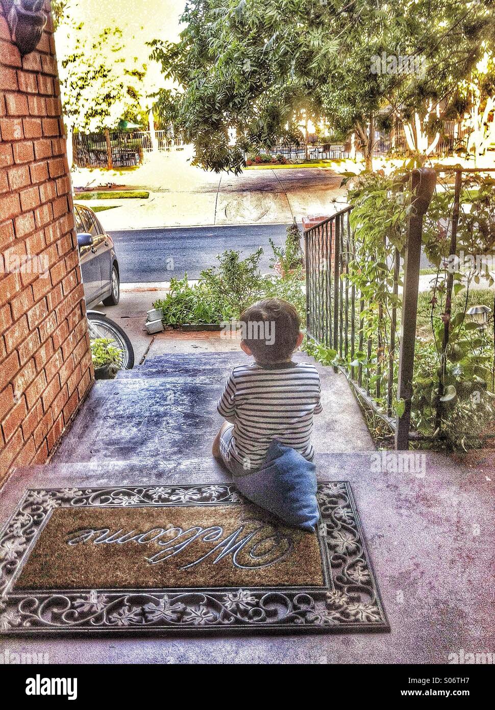 Lonely child waiting someone hi-res stock photography and images - Alamy