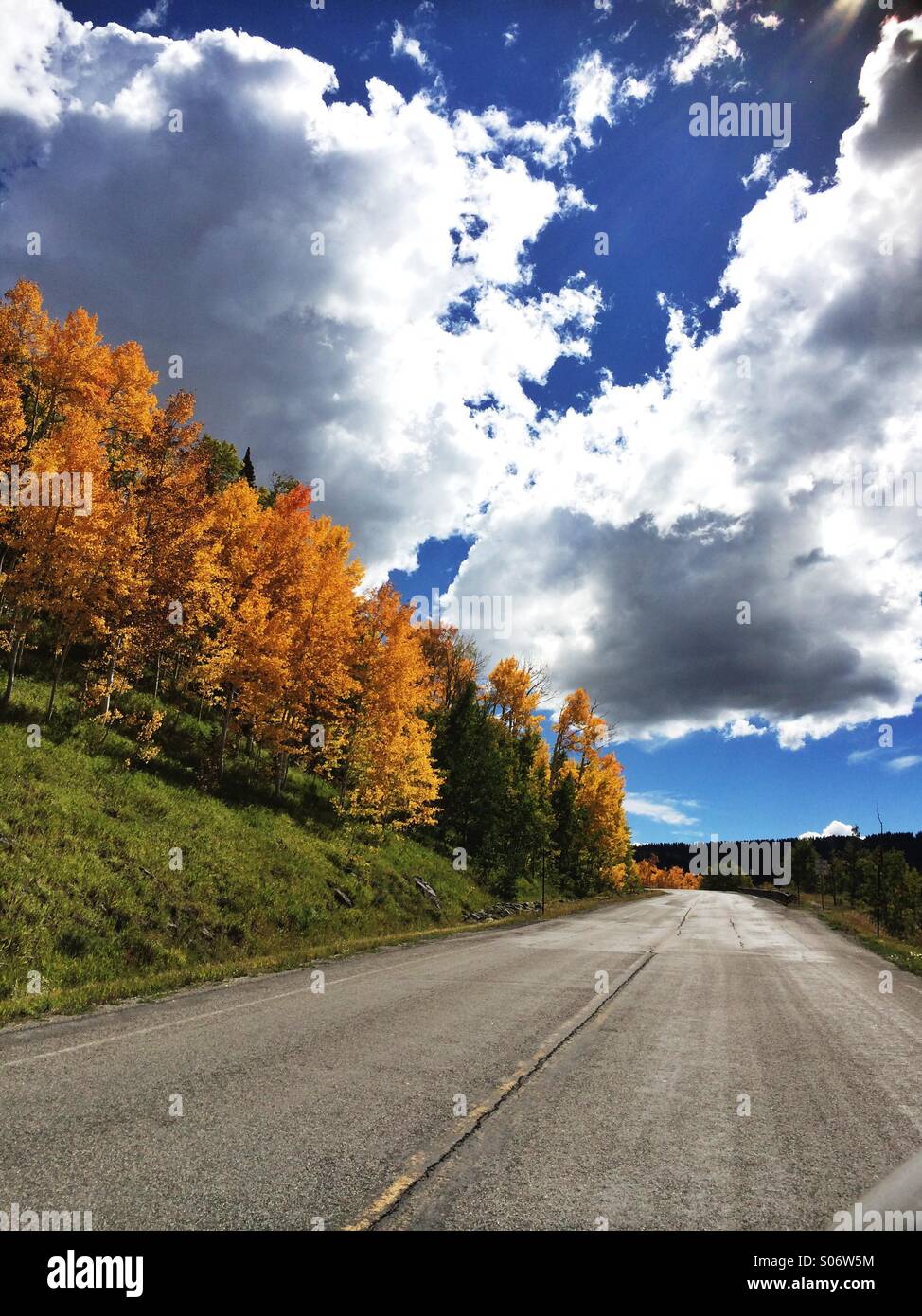 Country roads blue skies hi-res stock photography and images - Alamy