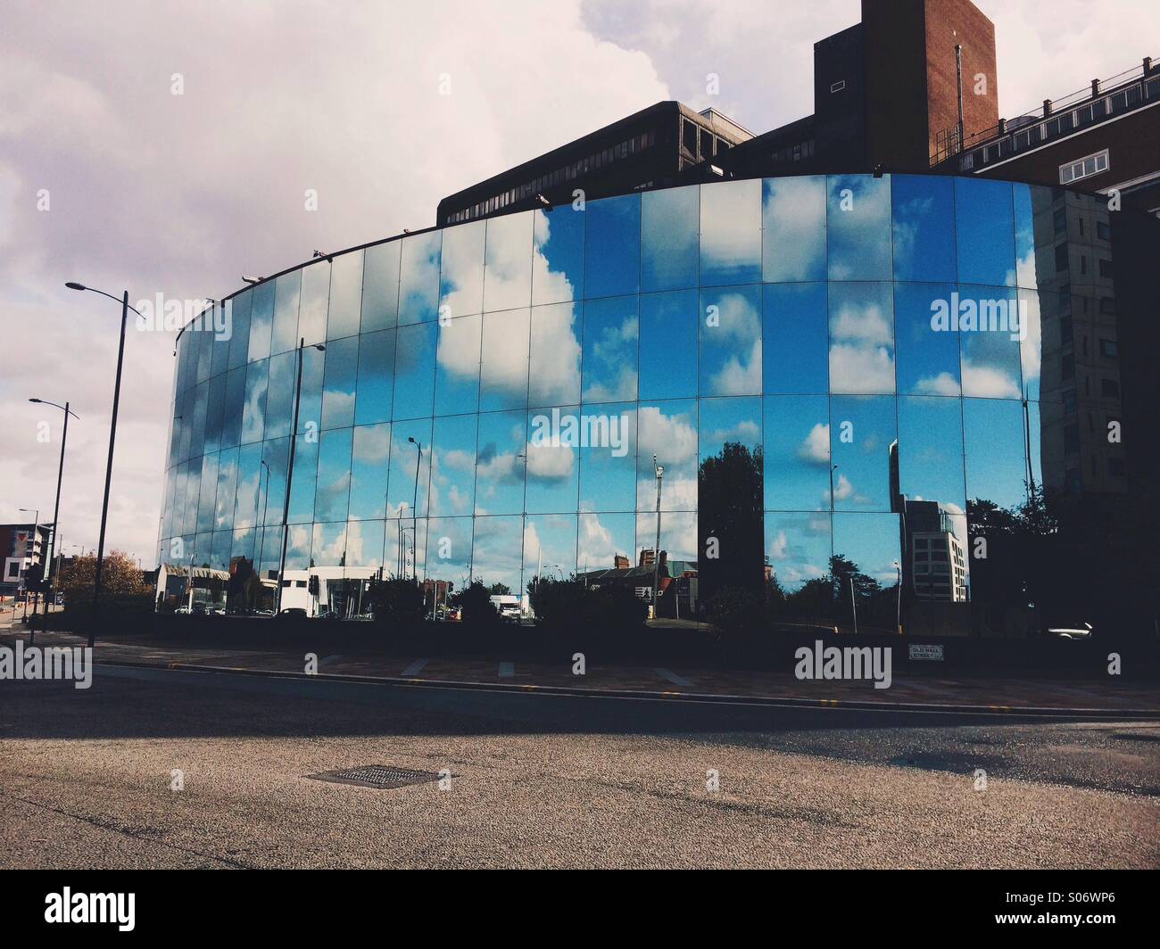 Mirrored building hi-res stock photography and images - Alamy