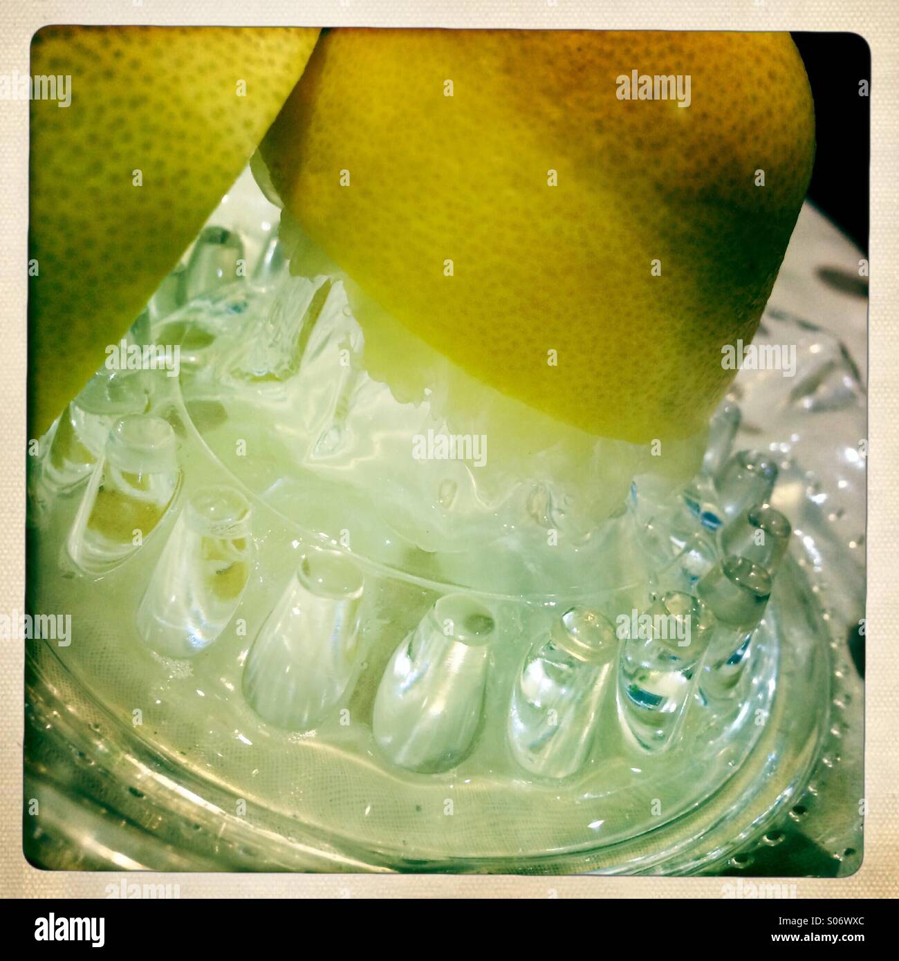 Squeezed lemon hi-res stock photography and images - Alamy