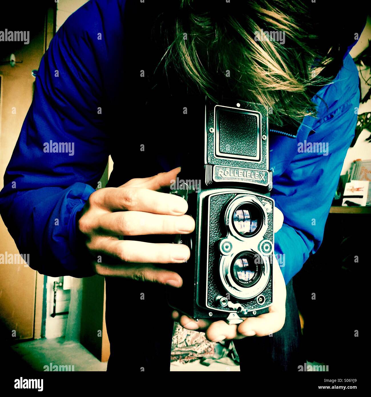 Using a old fashioned Rolleiflex film camera Stock Photo - Alamy