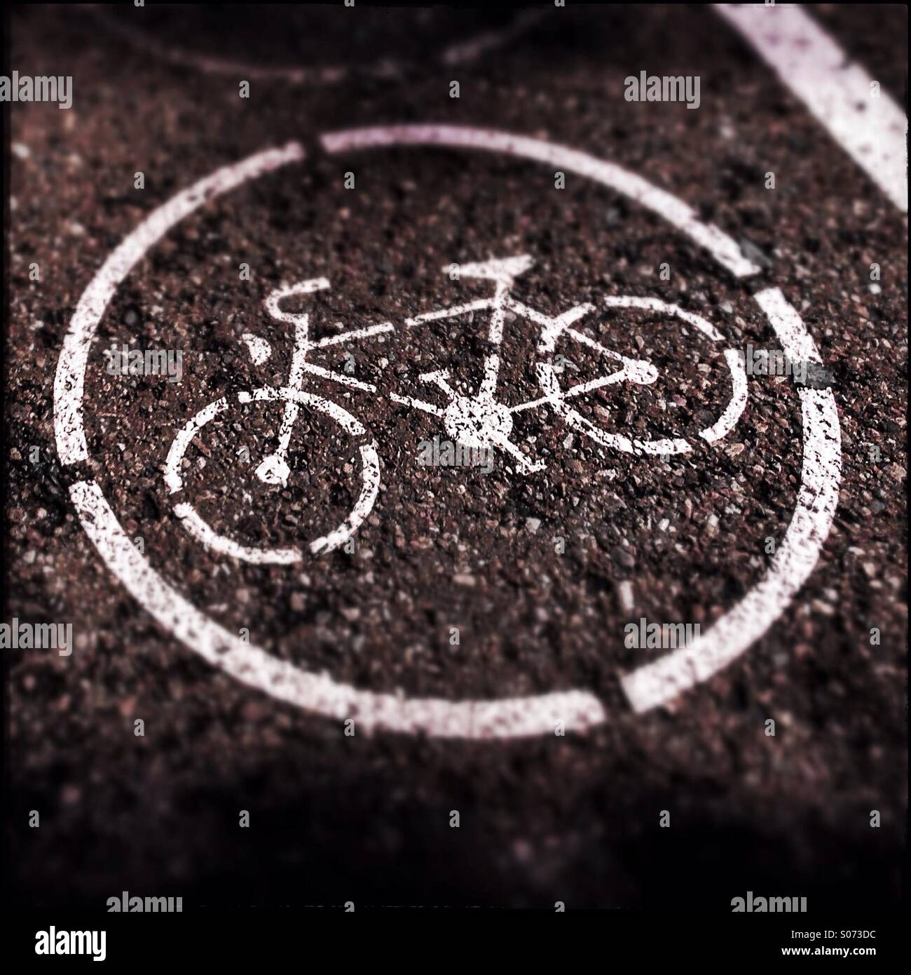 Bicycle sign painted on the asphalt Stock Photo - Alamy