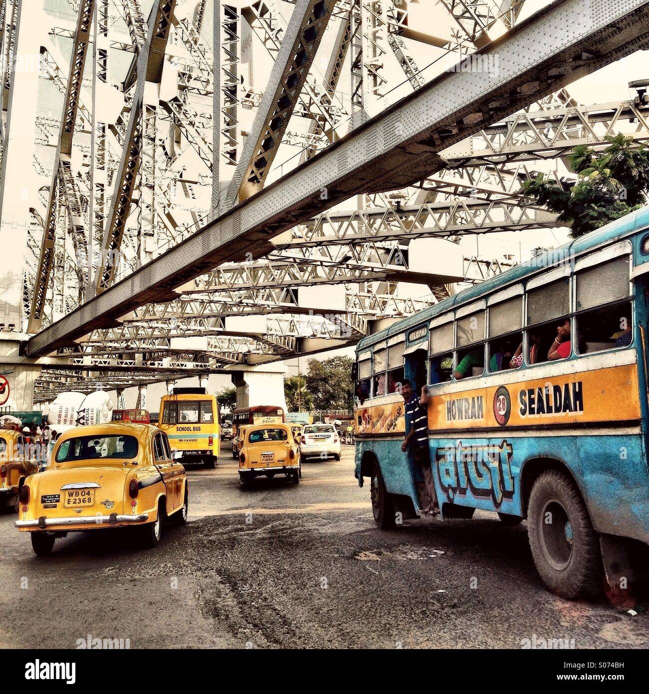Bus and taxis crossing Howrah bridge, Kolkata, India Stock Photo - Alamy