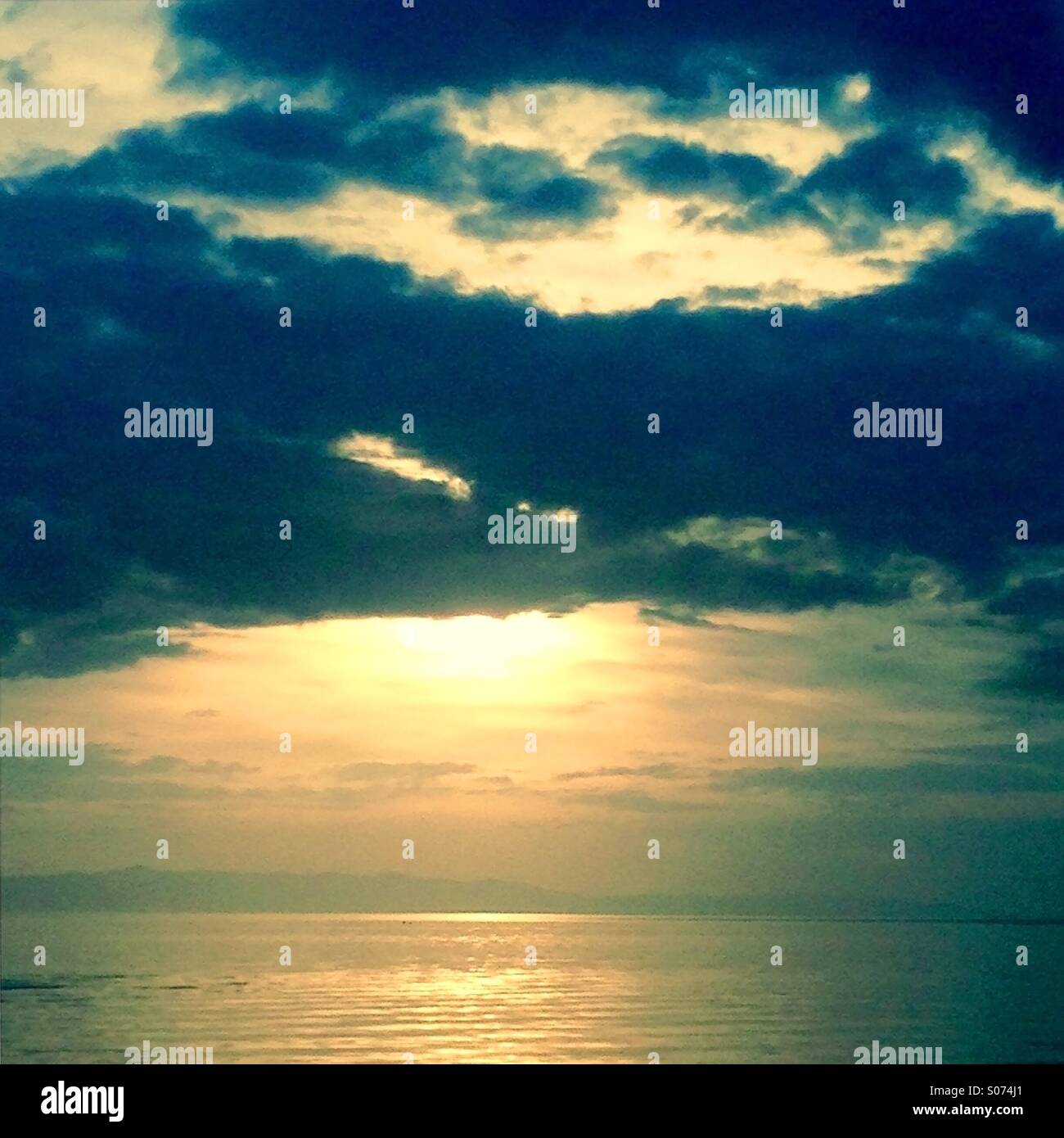 Dark clouds sea horizon hi-res stock photography and images - Alamy