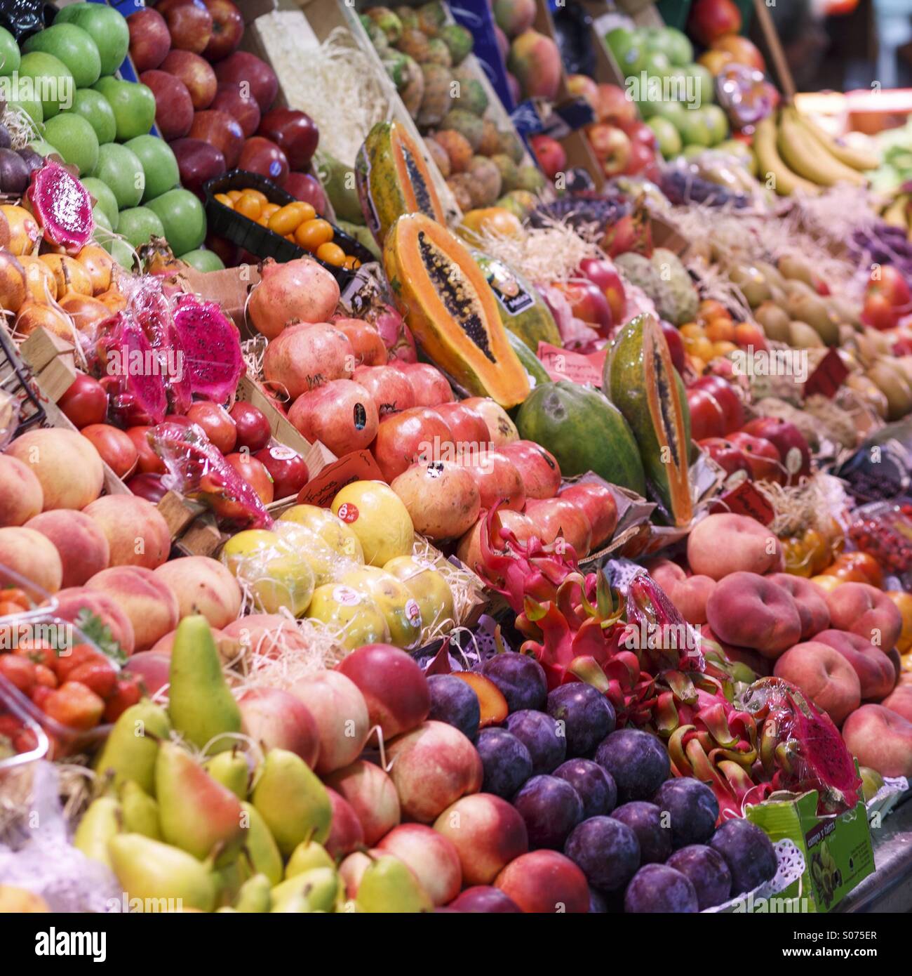 Cornucopia of fruit at a market Stock Photo - Alamy