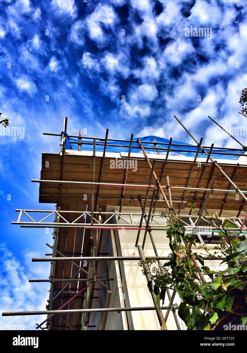 Scaffolding house hi-res stock photography and images - Alamy