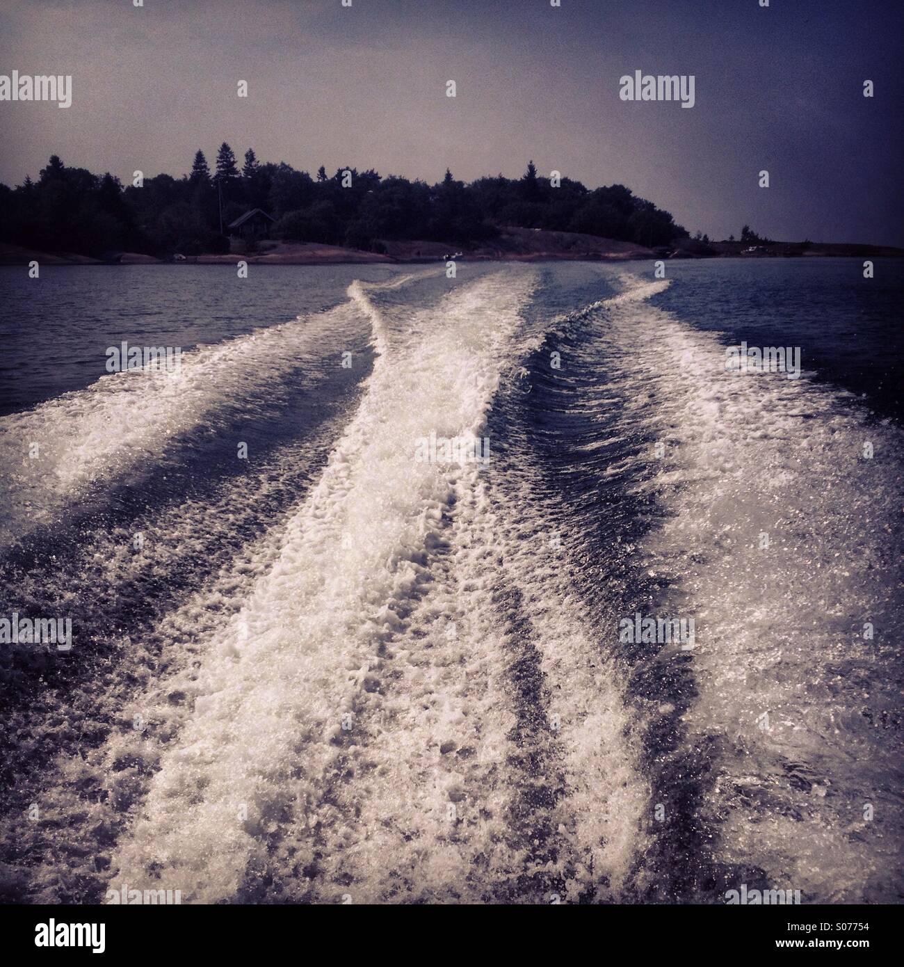 High speed boat wake in waves hi-res stock photography and images - Alamy