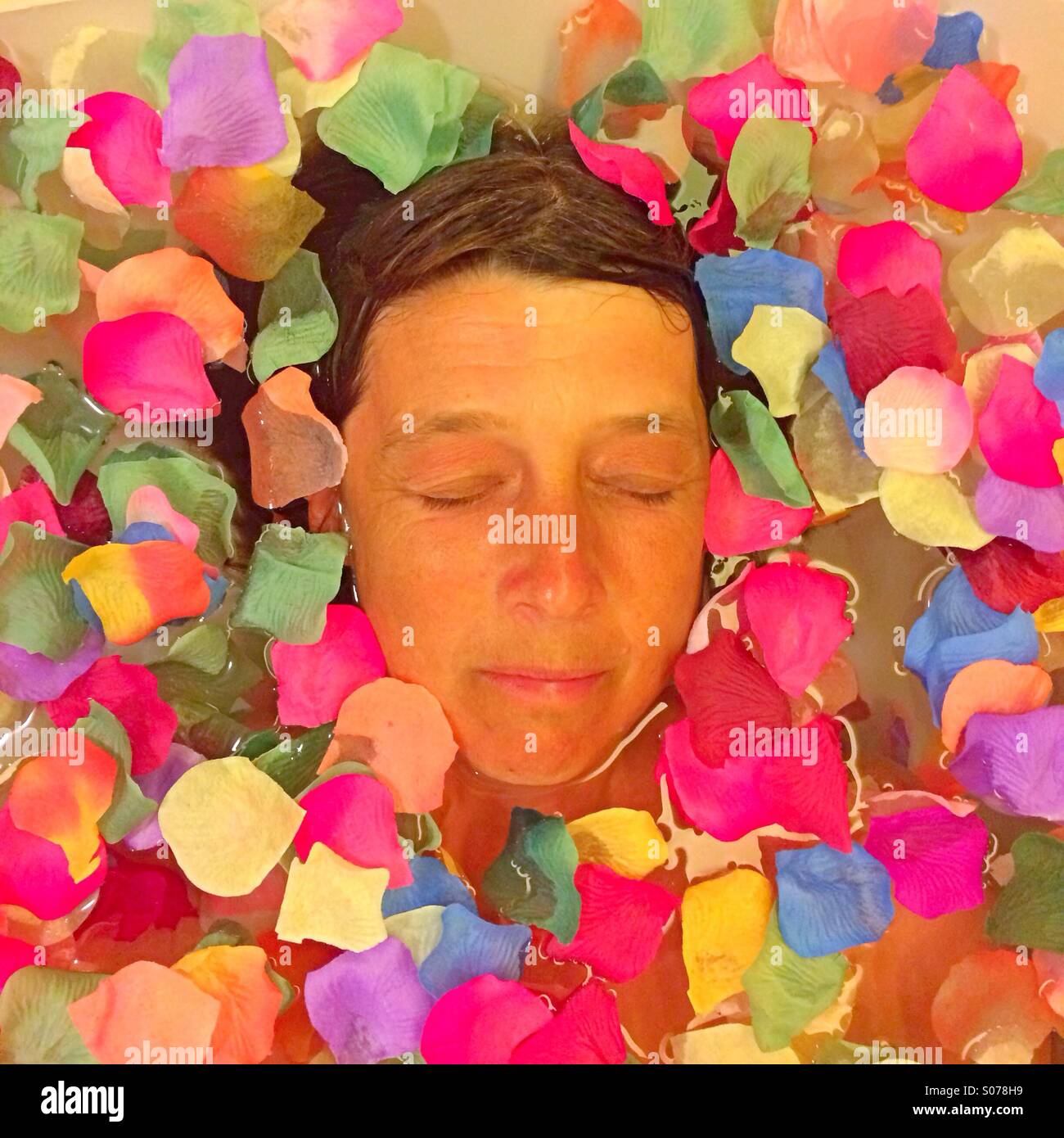 Rose Petals Bath Stock Photos & Rose Petals Bath Stock Images - Alamy
